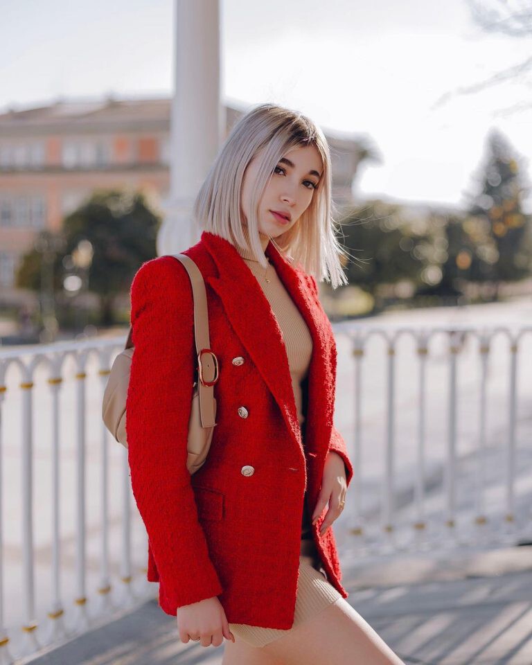 Rebeca Stones | Vizz Agency